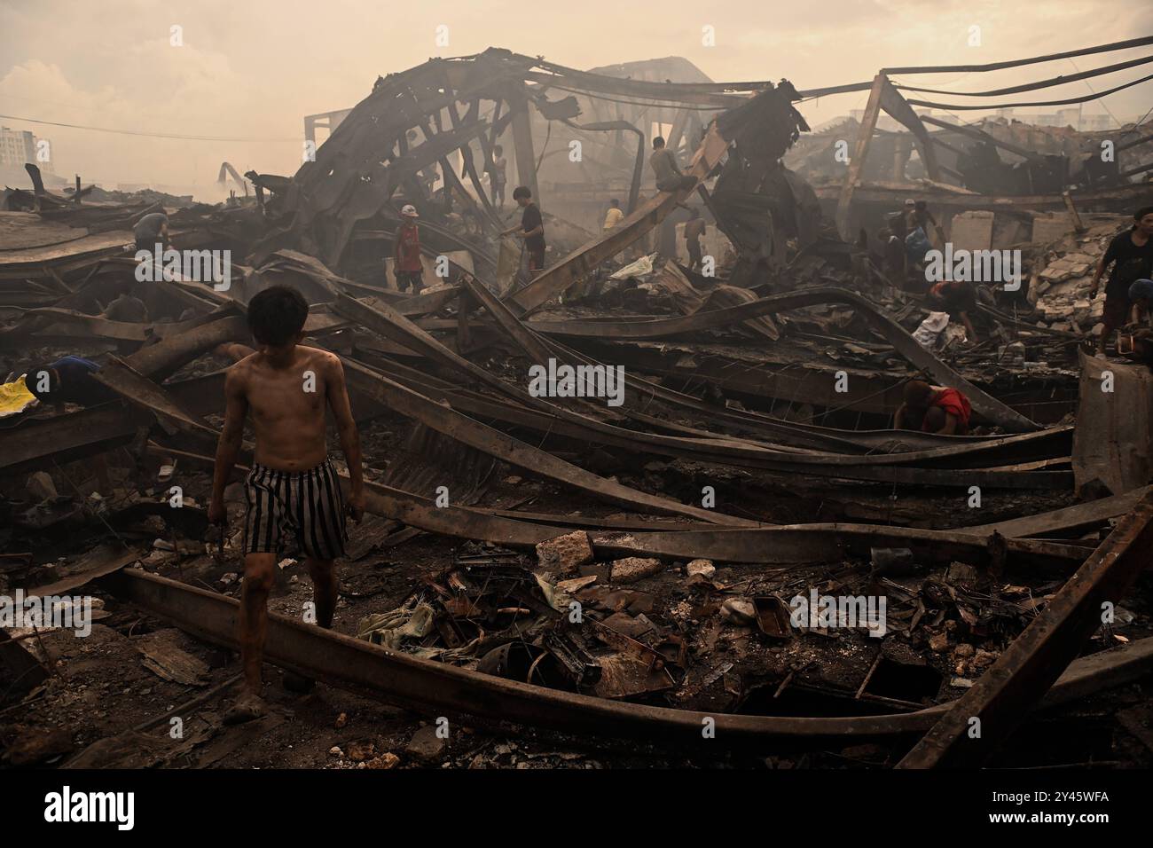 Aftermath of fire in informal settlement in Manila, Philippines People ...
