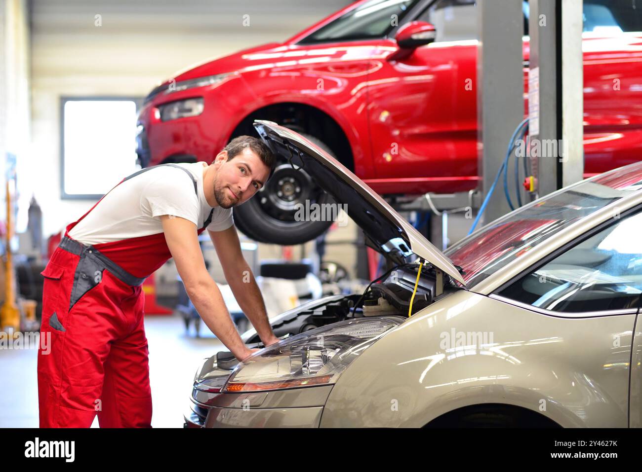 car mechanic in a workshop repairing a vehicle Stock Photo - Alamy