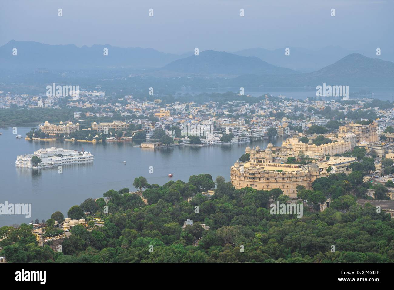 Scenery of lake palace and city palace at Udaipur in Rajasthan, India ...