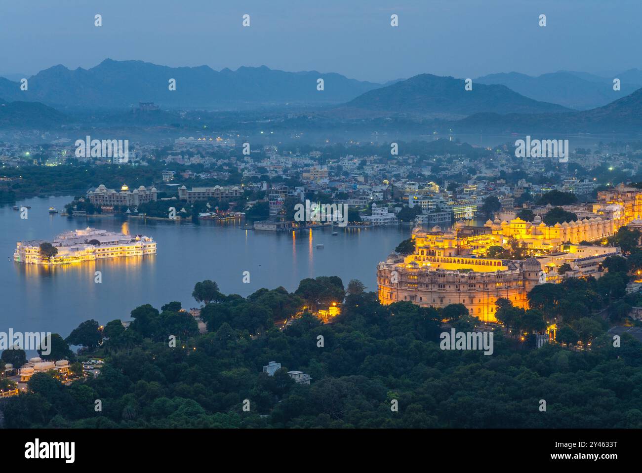 Scenery of lake palace and city palace at Udaipur in Rajasthan, India ...