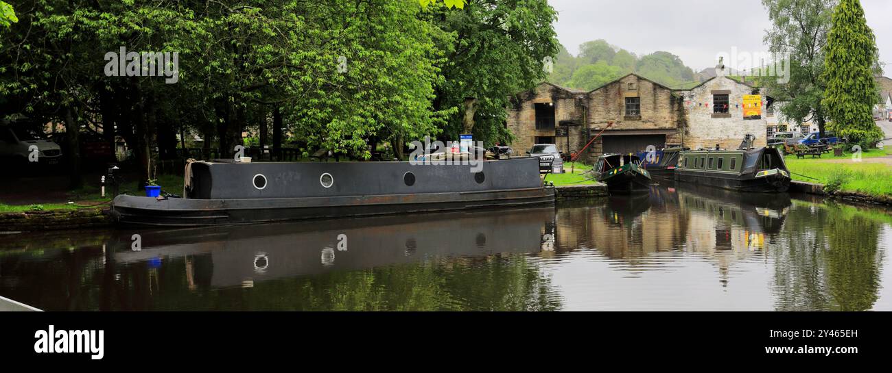 Narrowboats at the Peak Forest canal basin, Whaley Bridge (Gateway to ...