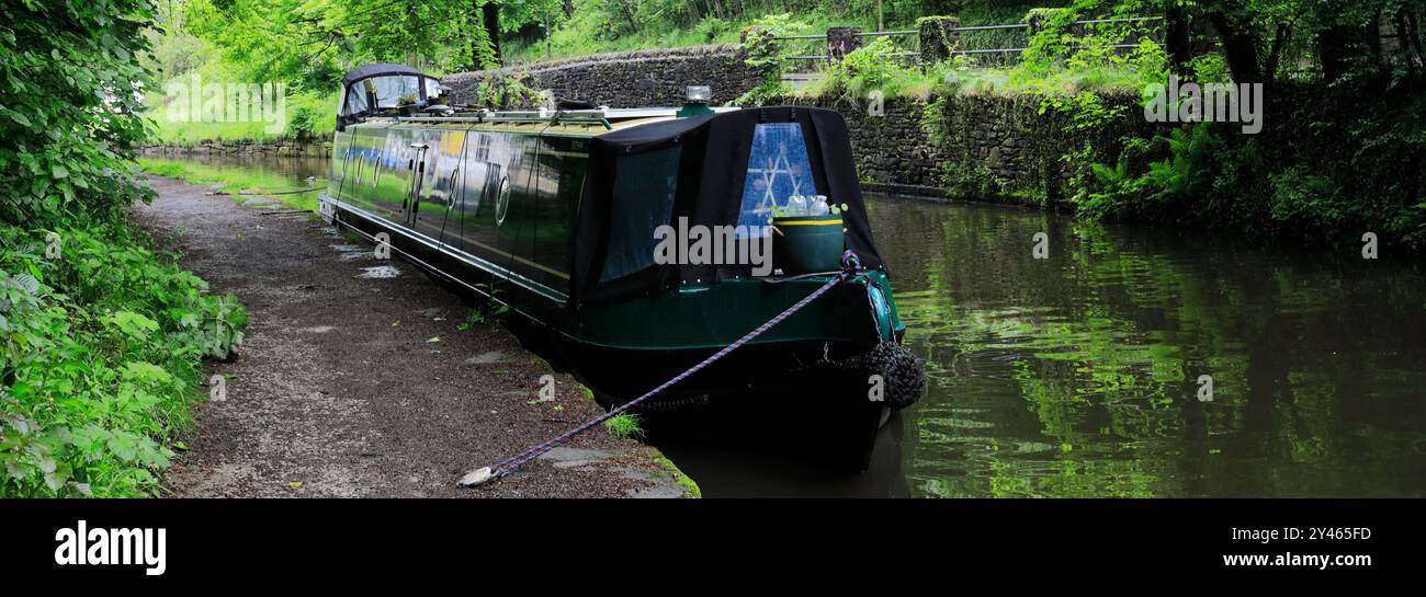 Narrowboats at the Peak Forest canal basin, Whaley Bridge (Gateway to ...