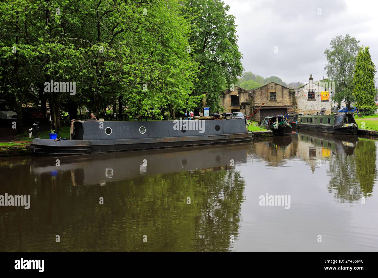 Narrowboats at the Peak Forest canal basin, Whaley Bridge (Gateway to ...