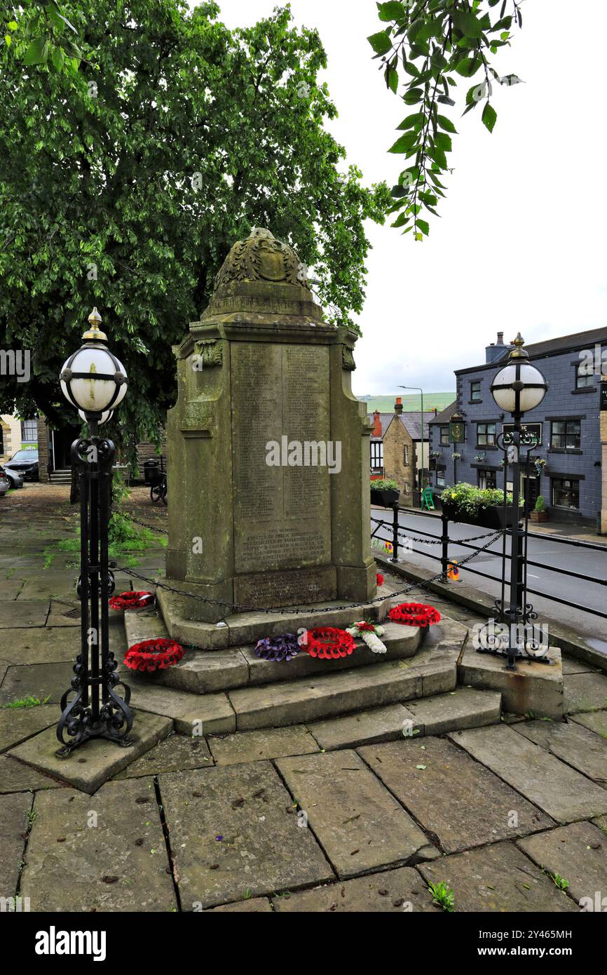 Street view of Chapel en le Frith town, Derbyshire, Peak District ...