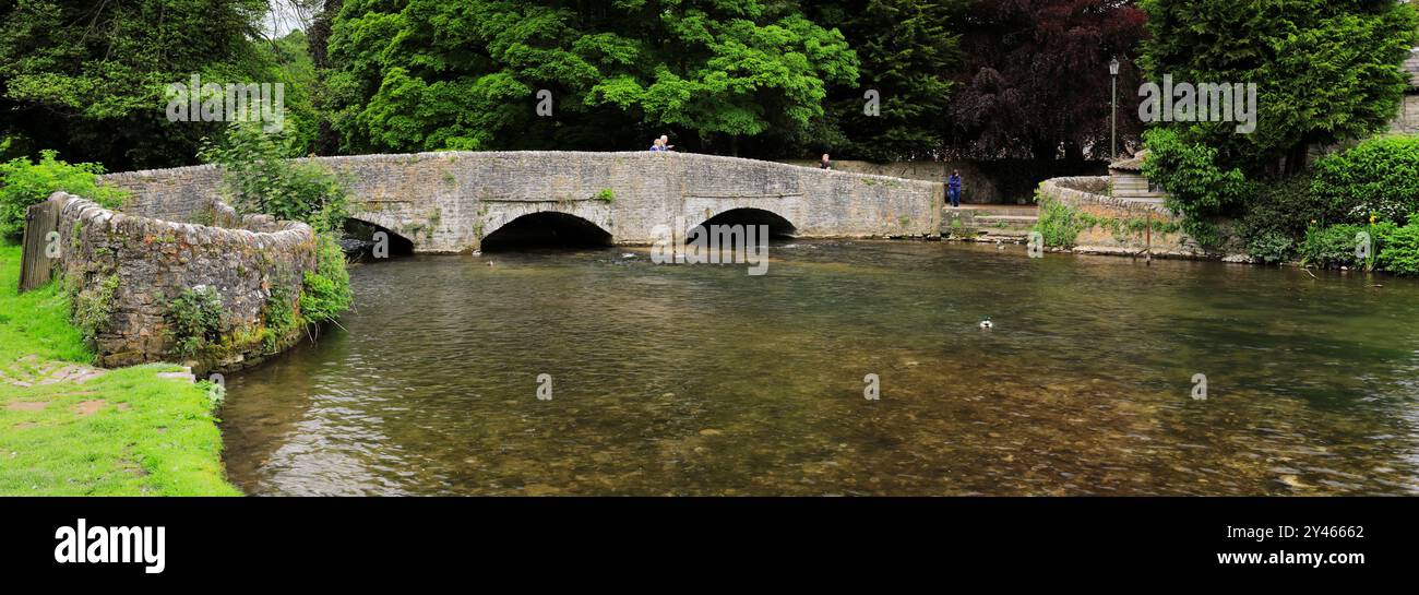 The Sheepwash Bridge, river Wye, Ashford in the Water village, Peak ...