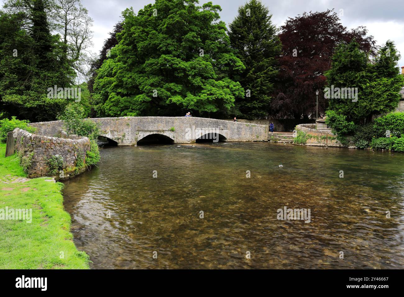 The Sheepwash Bridge, river Wye, Ashford in the Water village, Peak ...