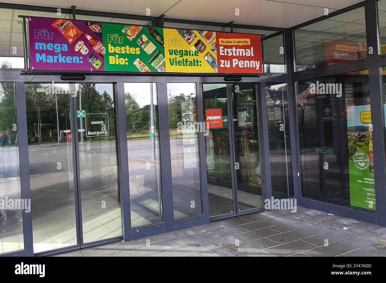 Stockbilder 09/2024 Eingangsbereich vom Penny Discounter *** Stock ...