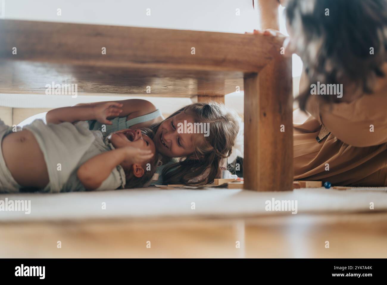 Children playing under table hi-res stock photography and images - Alamy