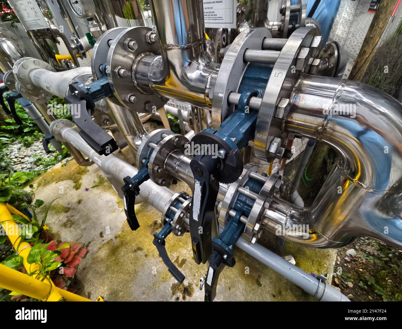 Interconnected tubes water hi-res stock photography and images - Alamy