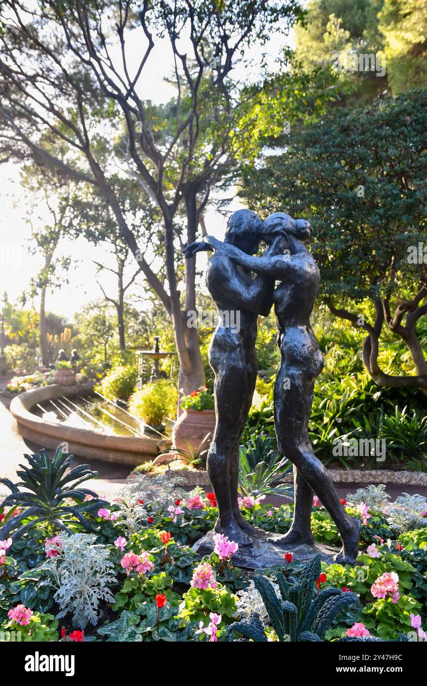 The sculpture "Invitation" by Kees Verkade in the St Martin Gardens ...