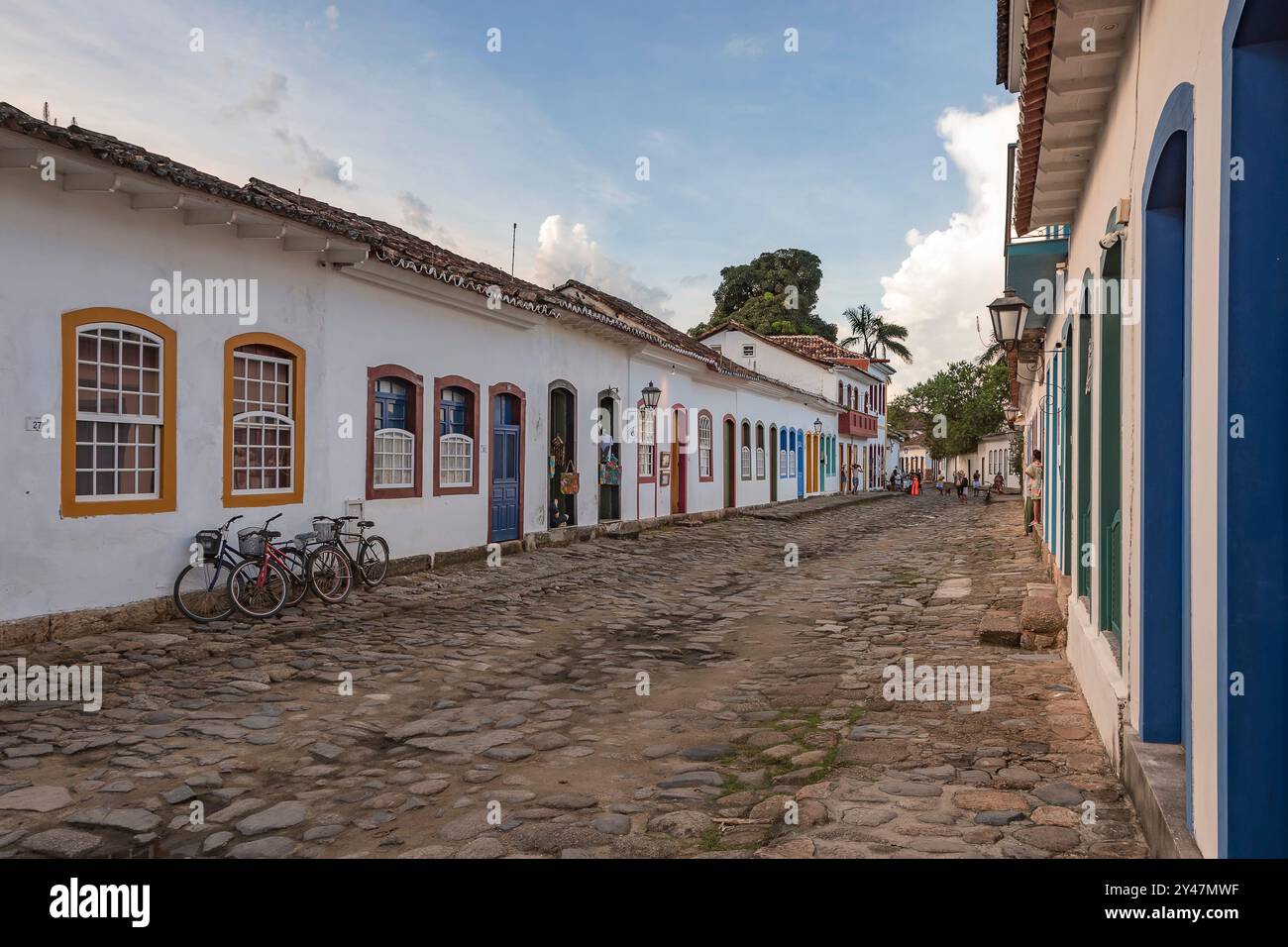 Paraty, Brazil. Colonial period houses facade in the late afternoon ...