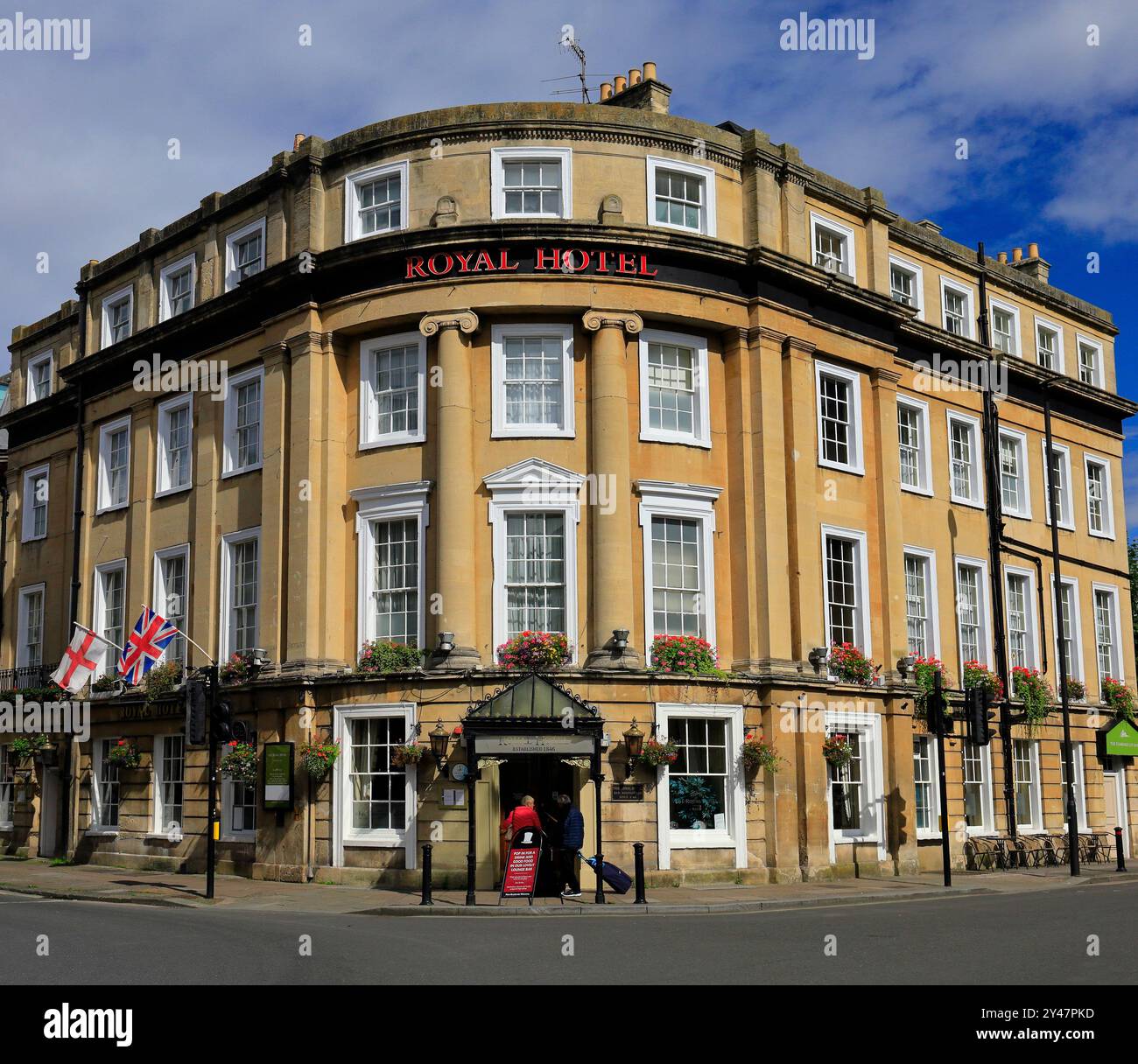 Curved hotel frontage hi-res stock photography and images - Alamy