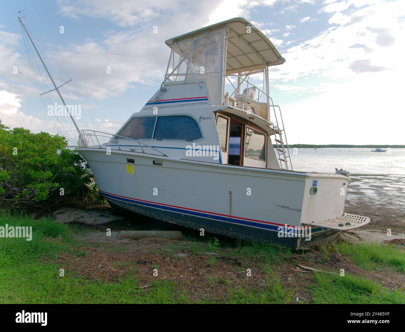 Tall large white derelict fishing boat hi-res stock photography and ...