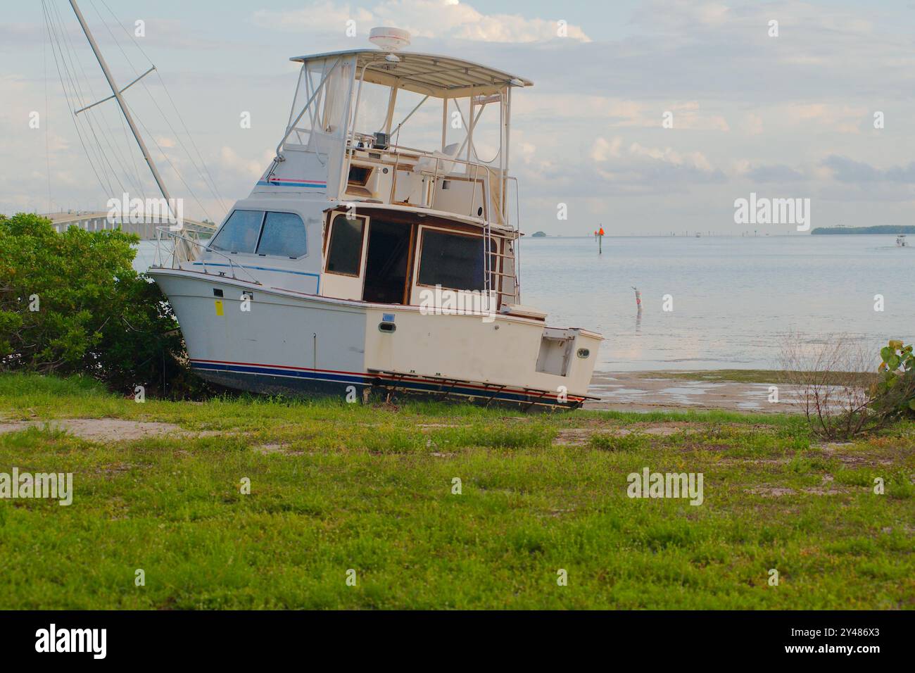Tall large white derelict fishing boat hi-res stock photography and ...