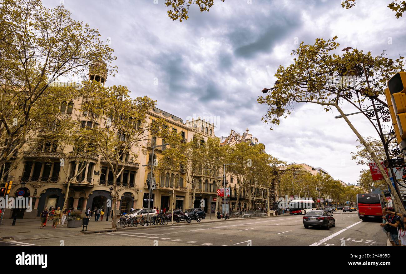 Passage de Gracia avenue with its architectural buildings and shopping centers Stock Photo - Alamy