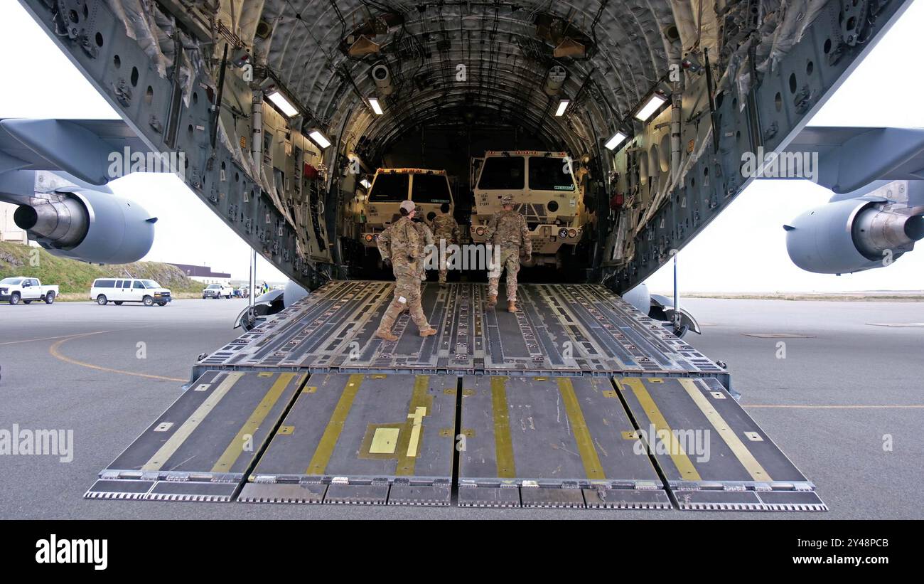 U.S. Army soldiers assigned to Radar Platoon, 2nd Battalion, 377th ...