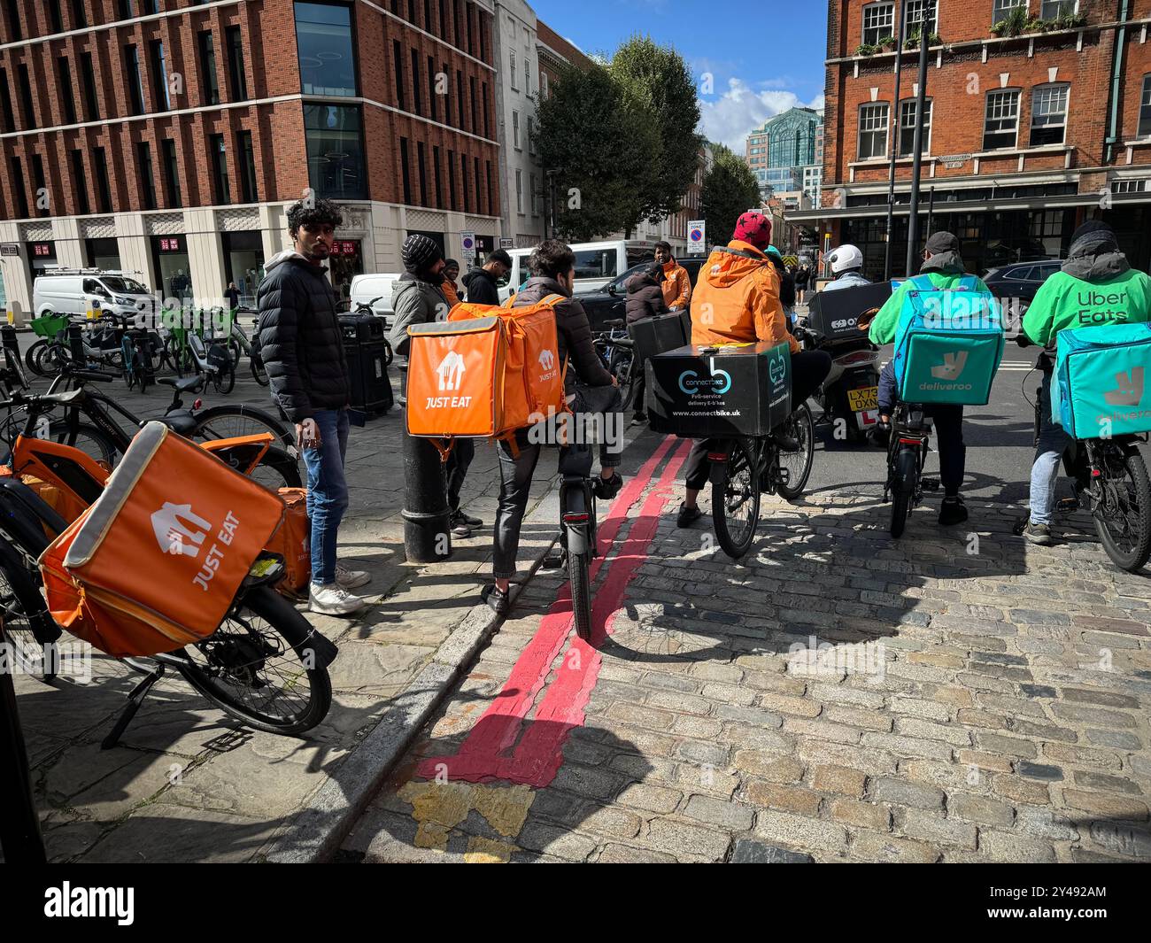 Deliveroo drivers hi-res stock photography and images - Alamy