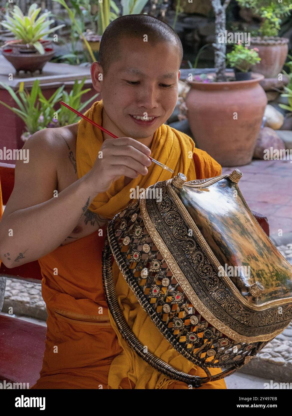 LAOS, LUANG PRABANG, MONK DOING CATERING Stock Photo - Alamy