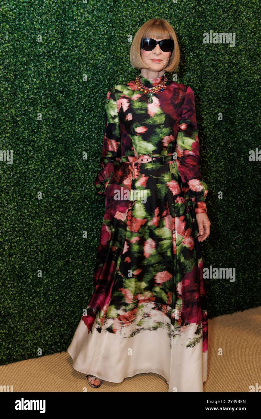 Anna Wintour poses for photographers upon arrival for the premiere of ...