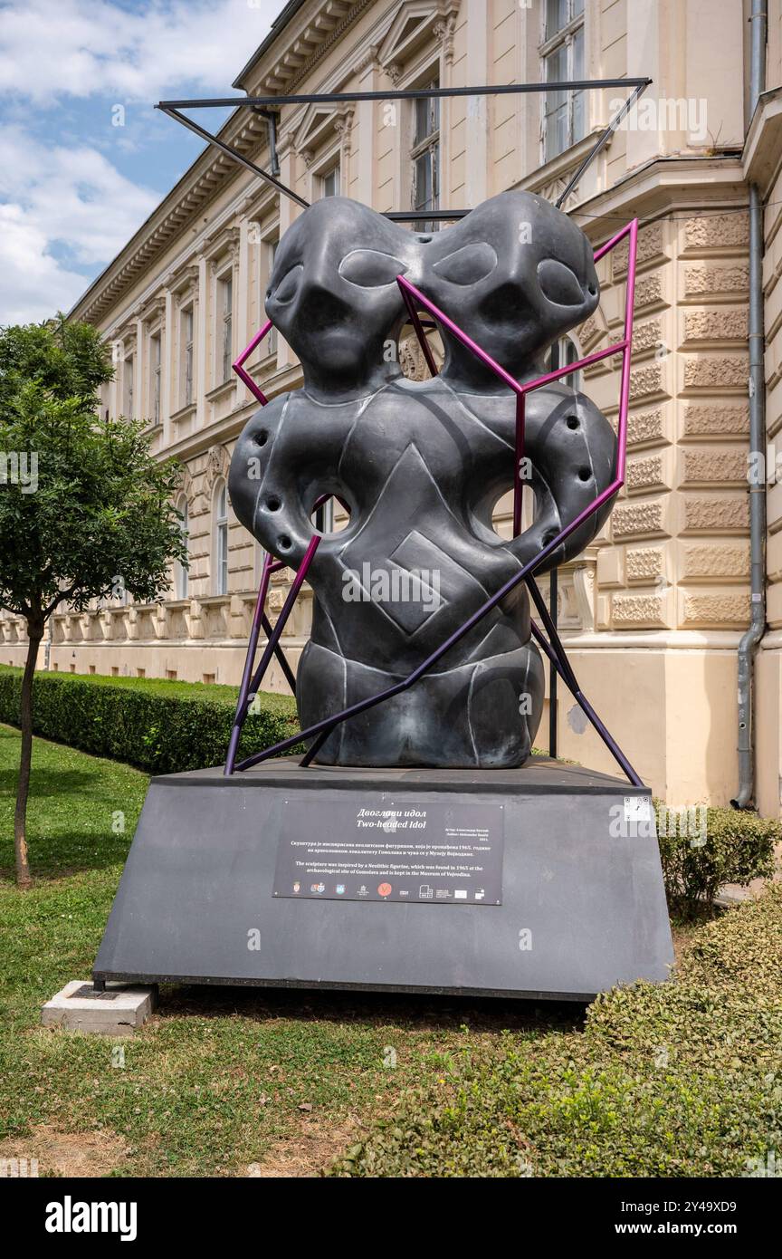 Skulptur Two-Headed Idol / A Neolithic Nights Dream vor dem Museum of ...