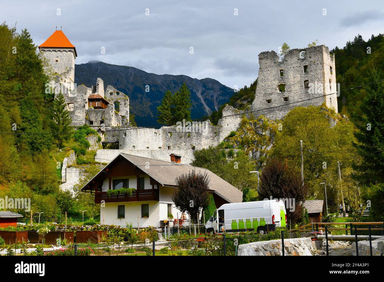 Slovenia grad kamen kamen castle hi-res stock photography and images ...
