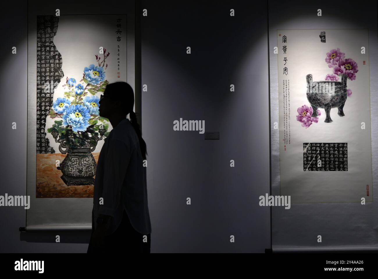 (240917) -- LUOYANG, Sept. 17, 2024 (Xinhua) -- Qian Xiayu watches an ...