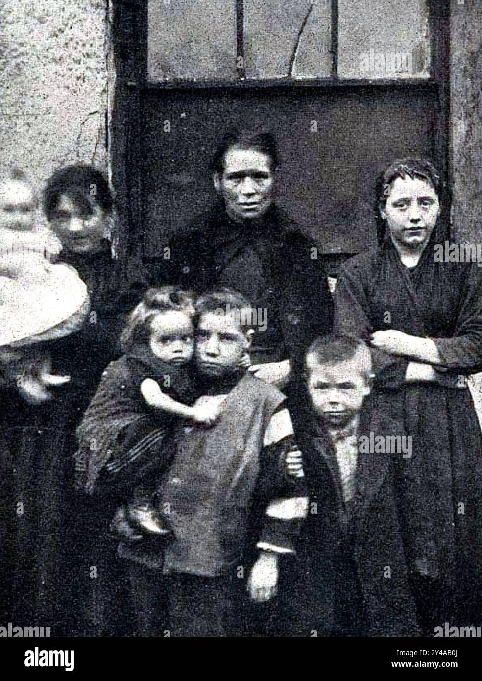 DUBLIN SLUM FAMILY about 1900 Stock Photo - Alamy