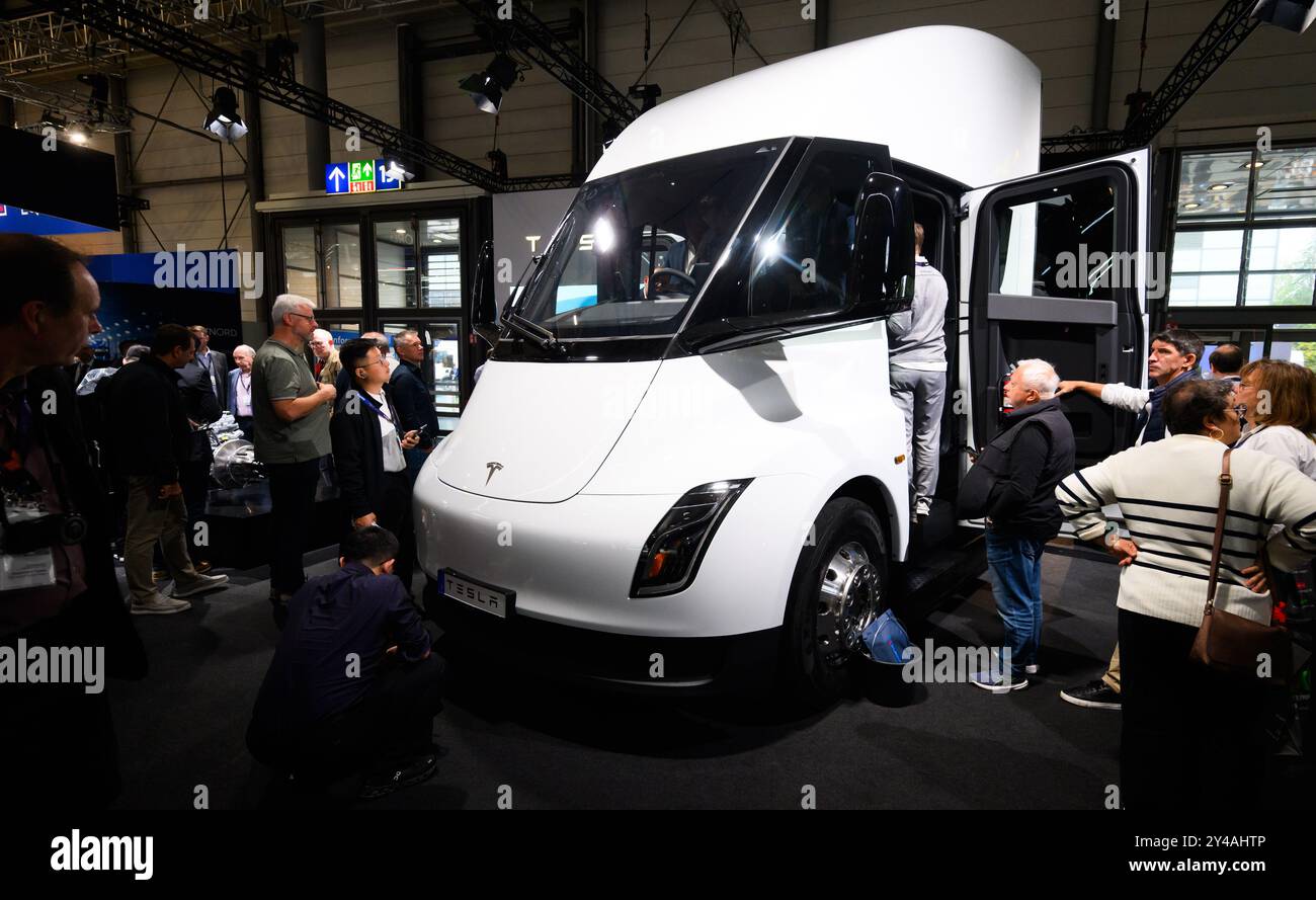 Tesla stand hi-res stock photography and images - Alamy