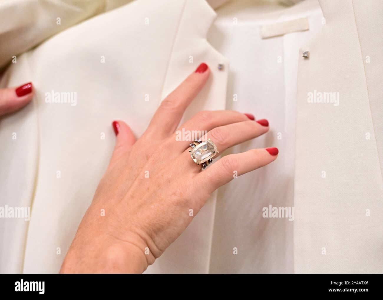 Jewel singer 2024 hi-res stock photography and images - Alamy