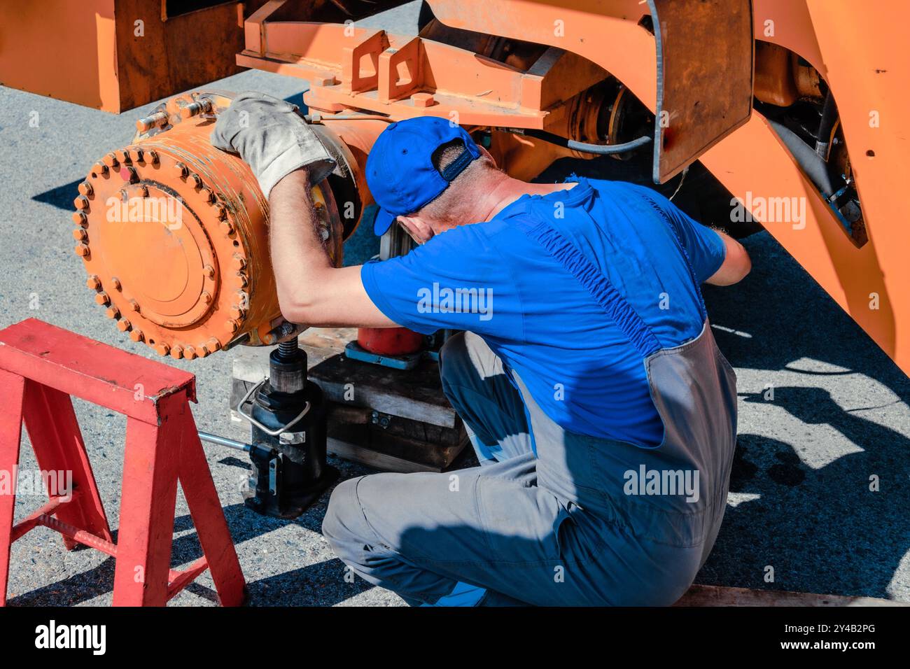 Repairfocused hi-res stock photography and images - Alamy