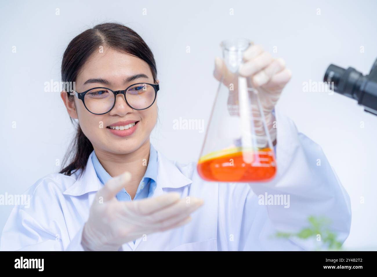 Scientist collaboration hi-res stock photography and images - Alamy