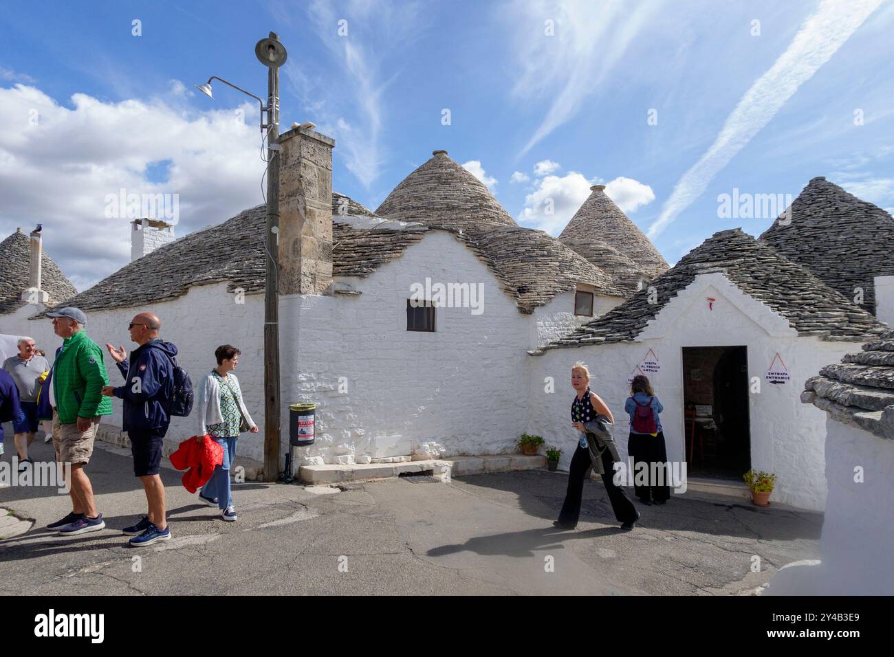 Traditional trullo house conical roofs hi-res stock photography and ...