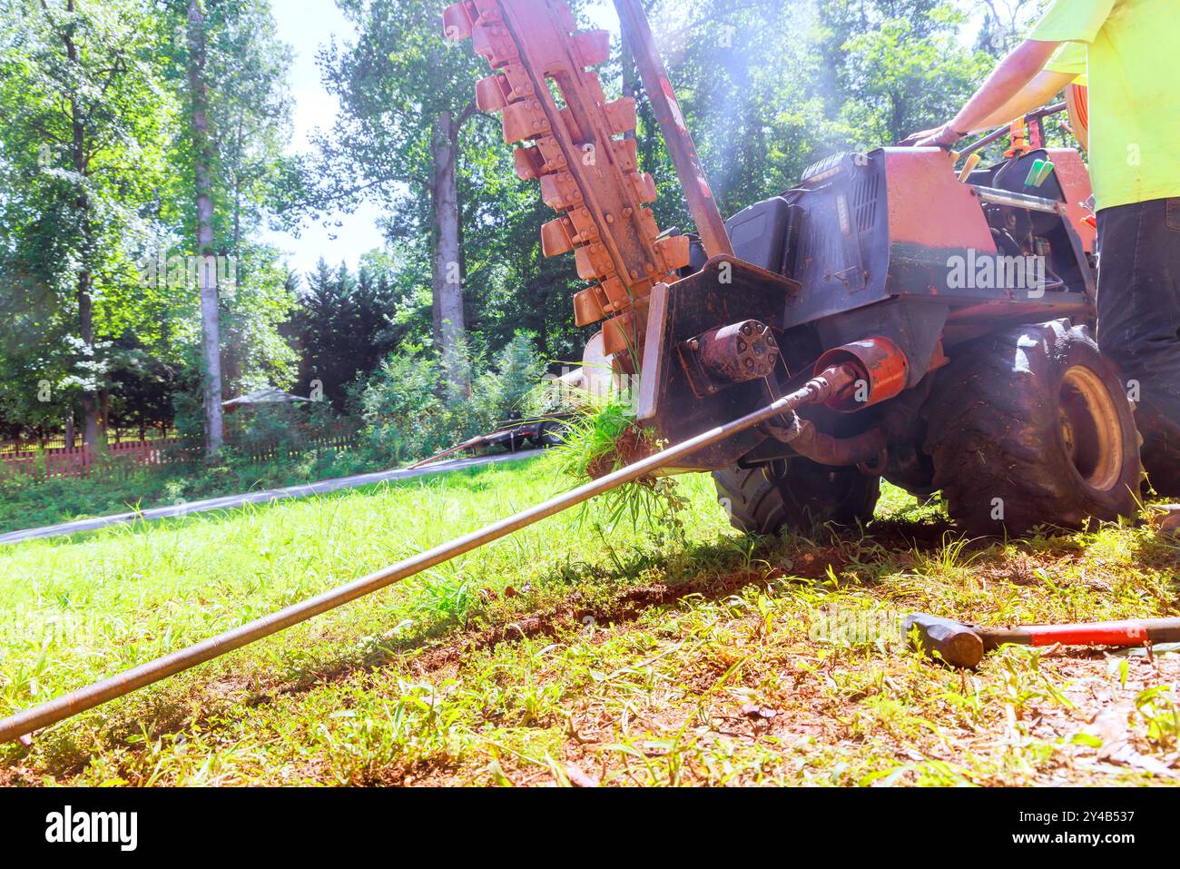 Using horizontal directional drilling machine to lay trenchless ...
