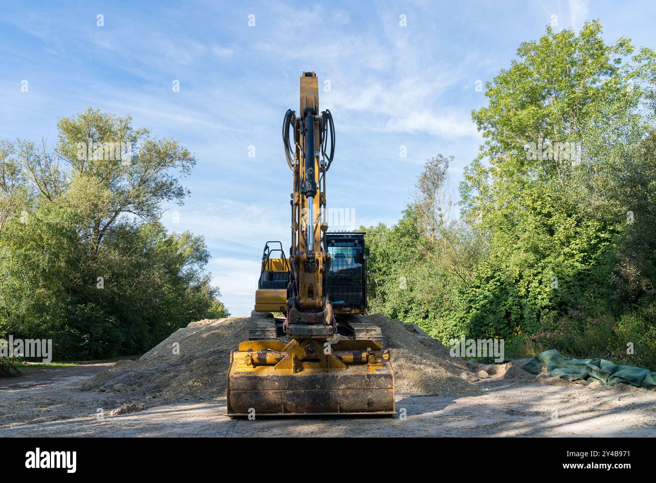 Excavator actively moving dirt soil hi-res stock photography and images ...
