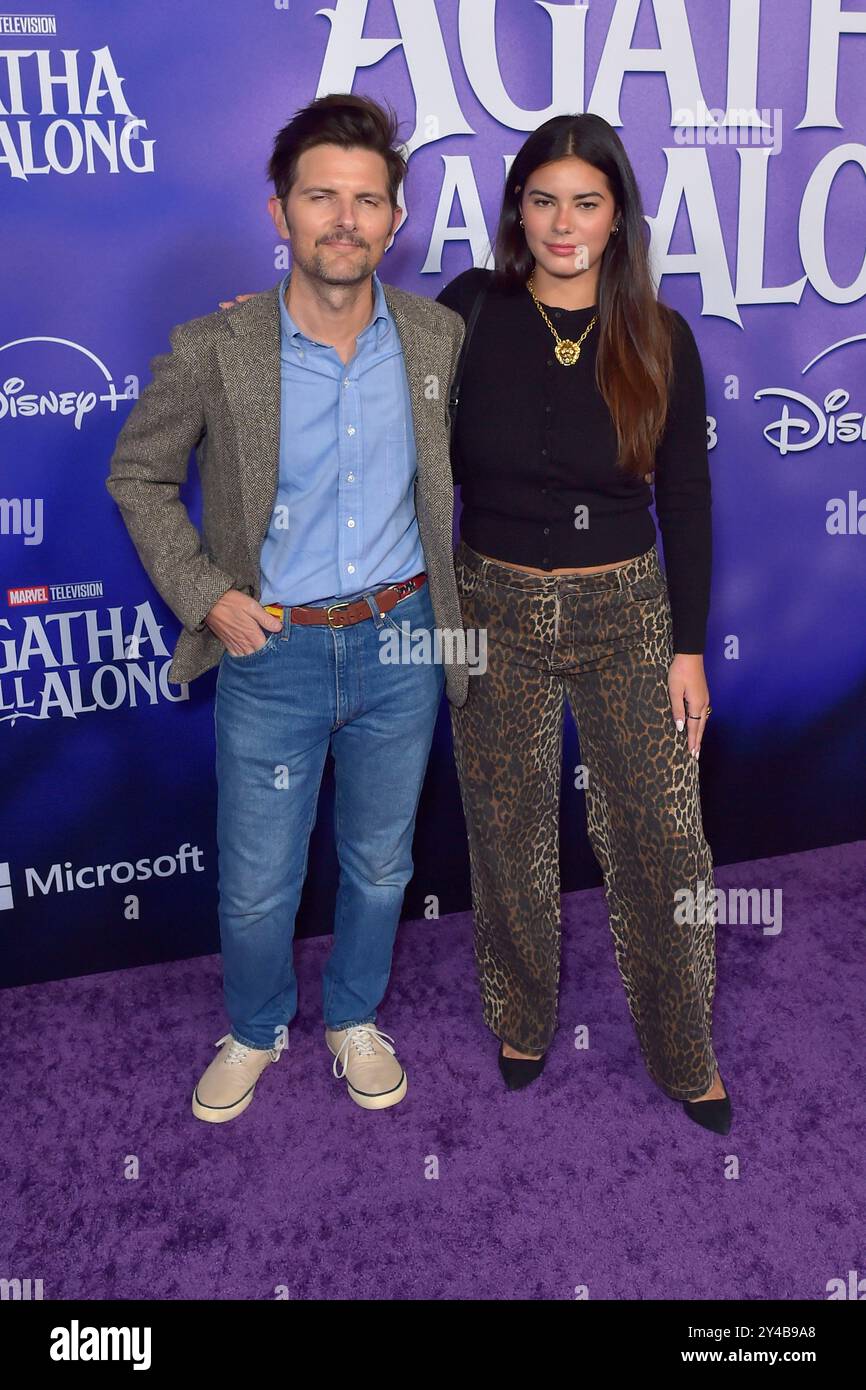 Adam Scott mit Begleitung beim Launch Event der Disney+ / Marvel ...