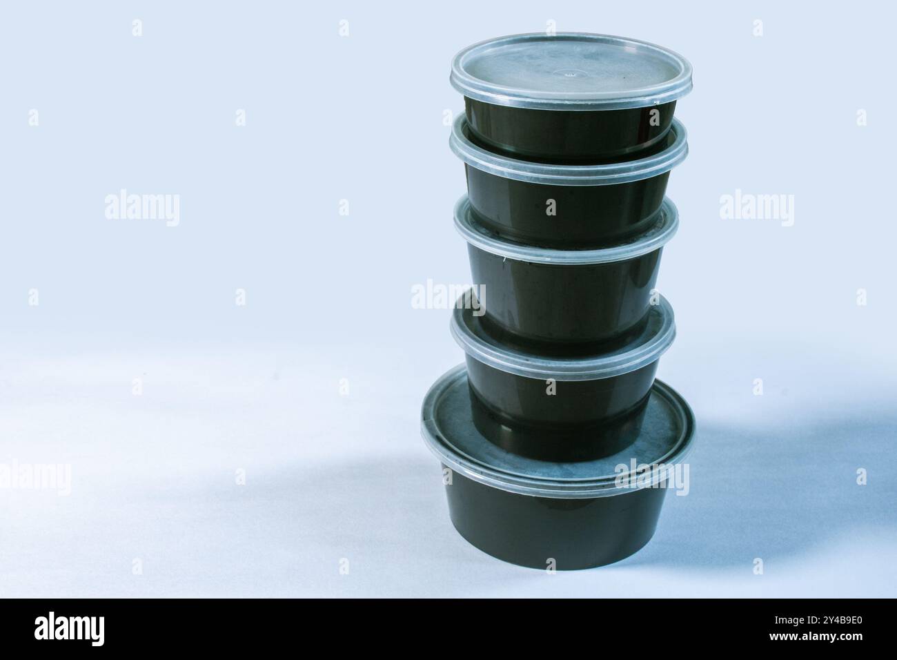 Some black food-grade round-shaped plastic containers with transparent ...