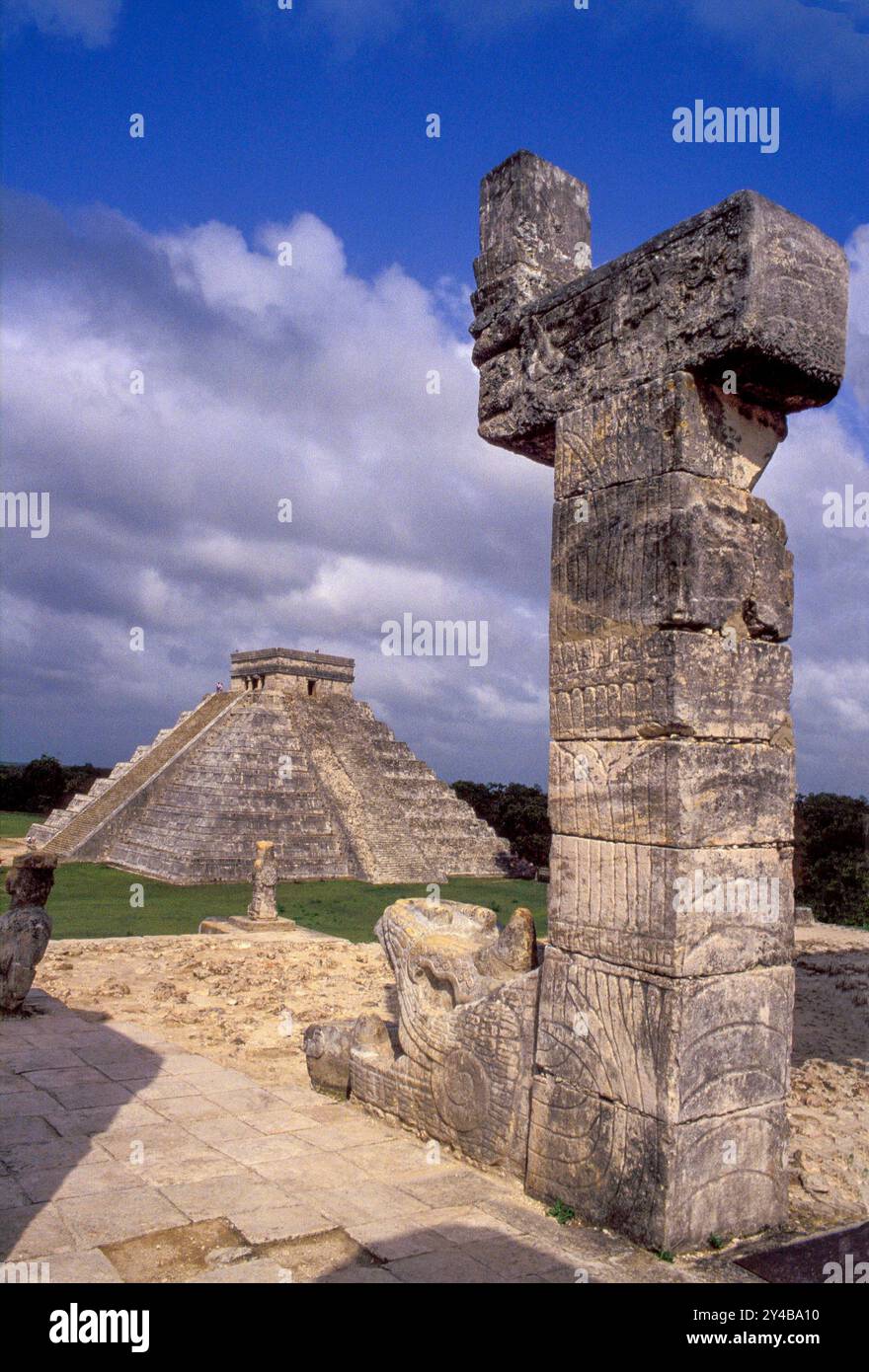 Mexico, Maya pyramid. at Chichen Itza Stock Photo - Alamy