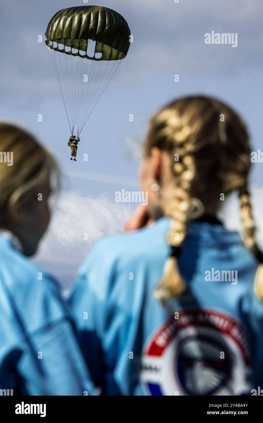 SCHIJNDEL - Paratroopers from the RCPT during the Airborne and Air ...