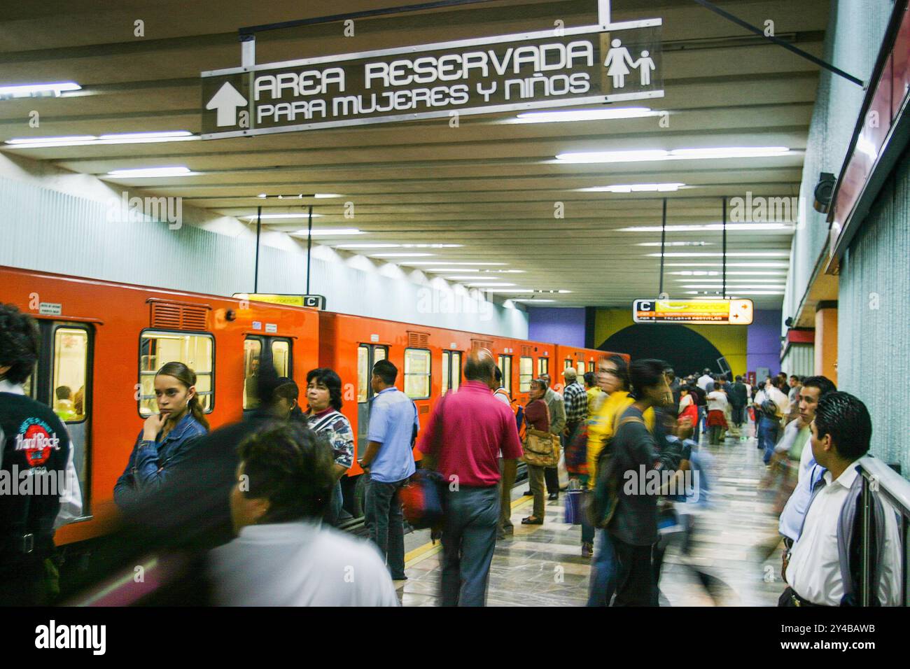 Mexico - Women's Only Metro Car in Mexico City Stock Photo - Alamy