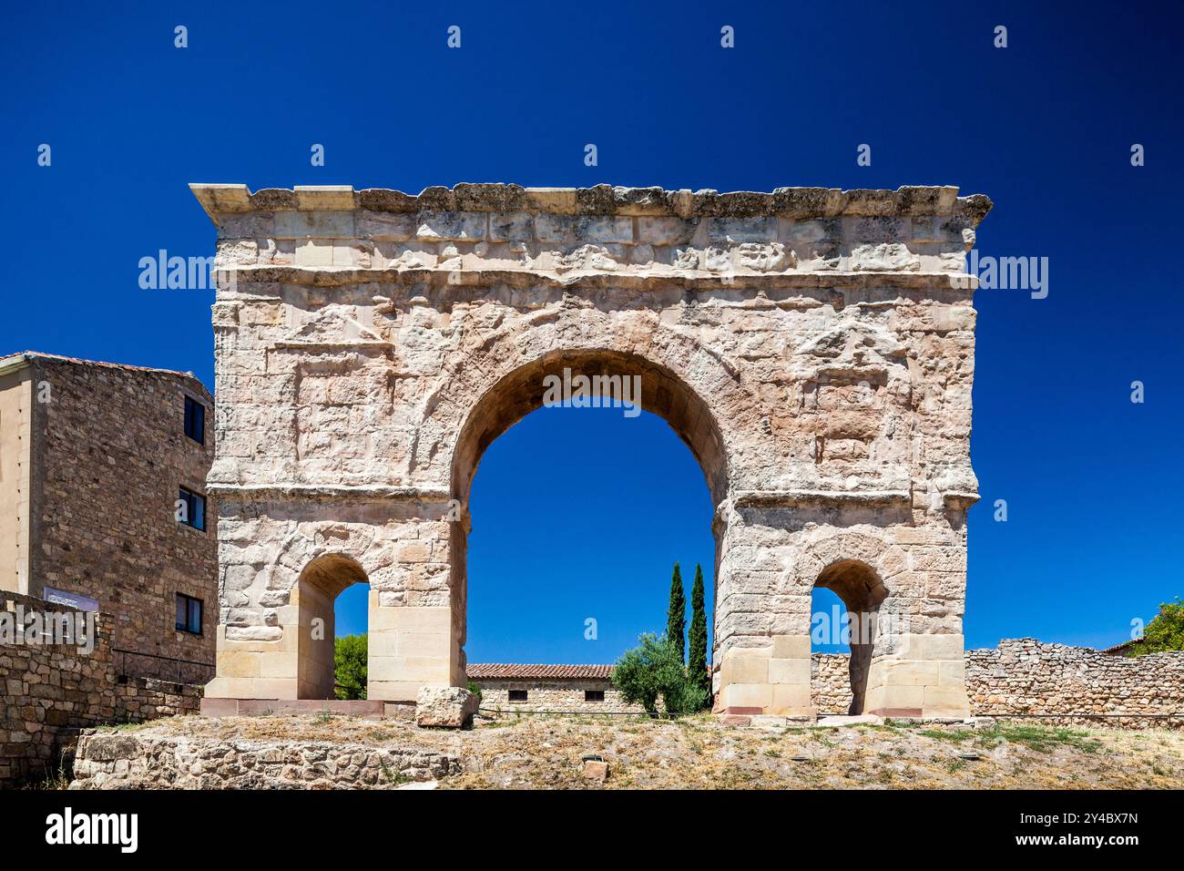 Explore the impressive Roman triumphal arch in Medinaceli, Soria ...