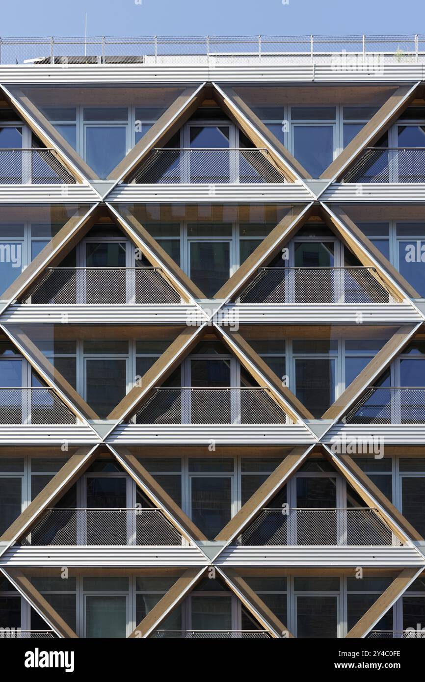 Facade with honeycomb structure, office building The Cradle, innovative ...