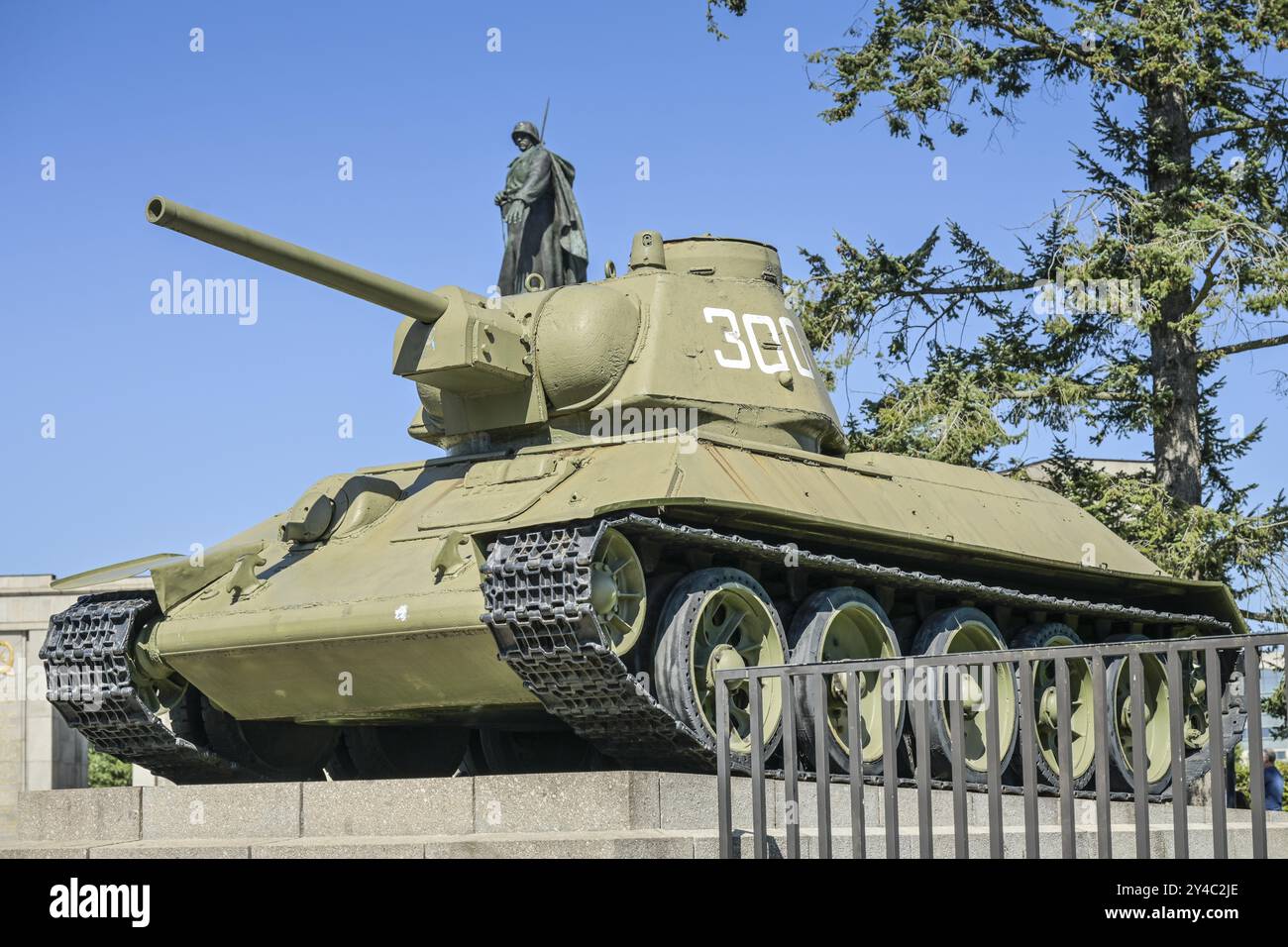T-34/76 tank, Soviet memorial, Strasse des 17. Juni, Tiergarten, Berlin, Germany, Europe Stock ...