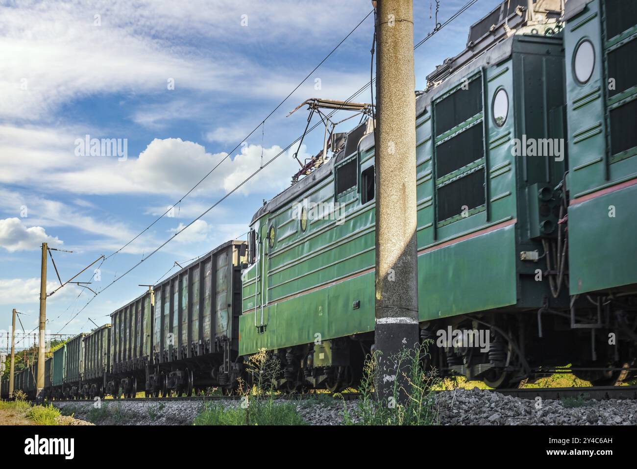 Freight train transporting wagons hi-res stock photography and images ...