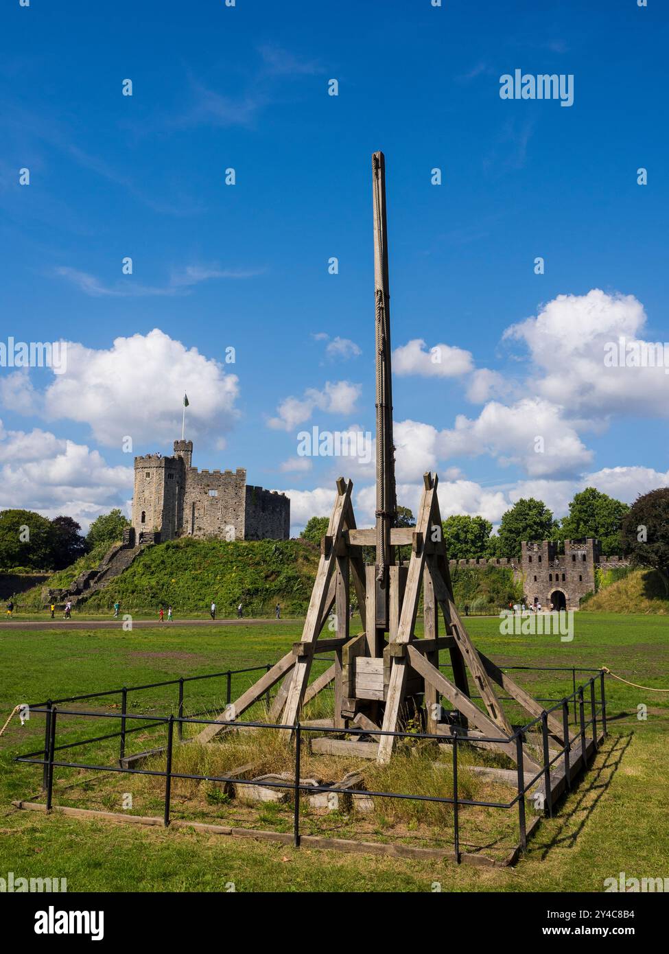 Trebuchet, Medieval War Machine, Cardiff Castle, Cardiff, England, UK ...