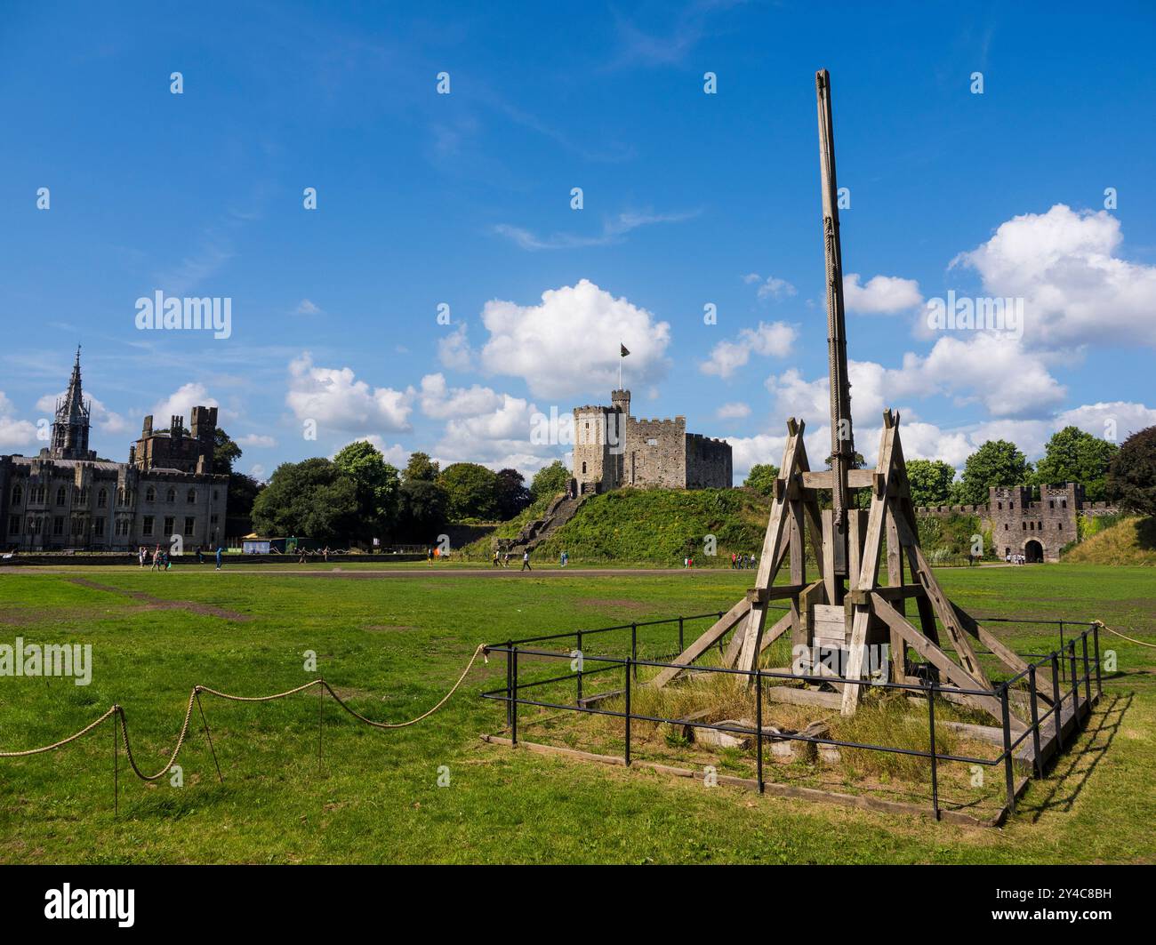Trebuchet, Medieval War Machine, Cardiff Castle, Cardiff, England, UK ...