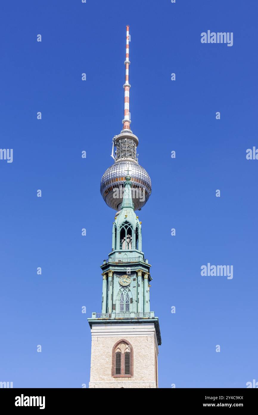 Two transmission towers hi-res stock photography and images - Alamy