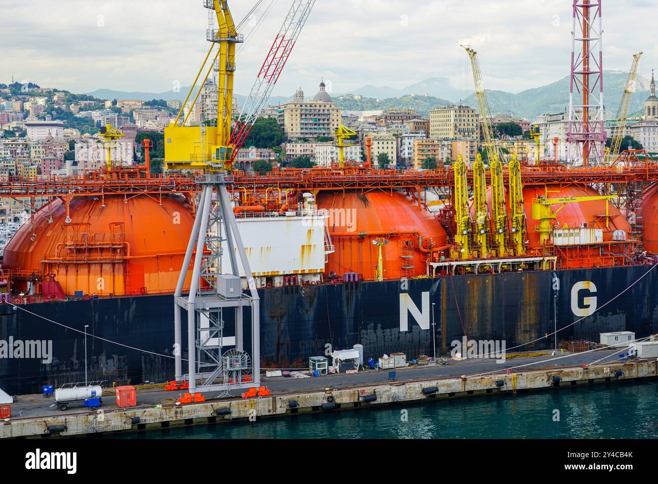 Lng fsru ship hi-res stock photography and images - Alamy