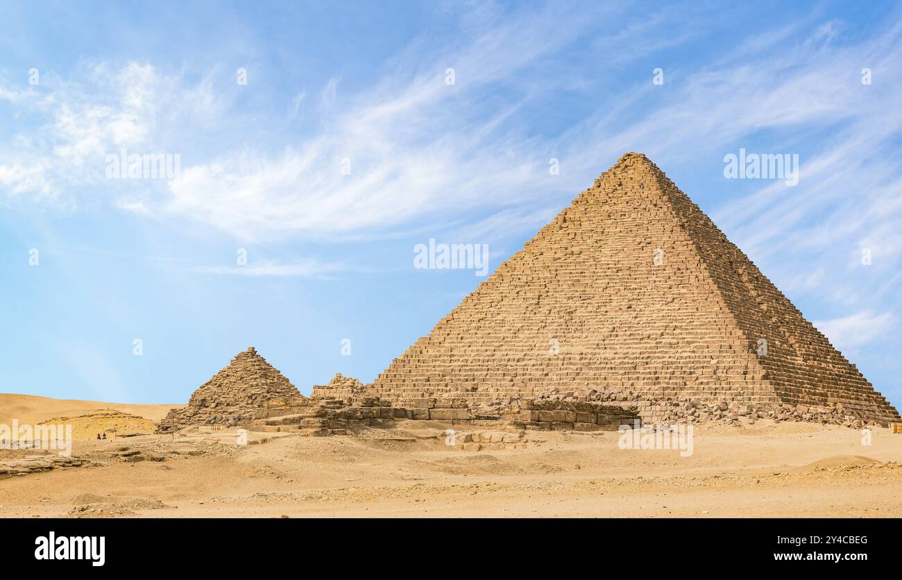 Pyramid in desert hi-res stock photography and images - Alamy