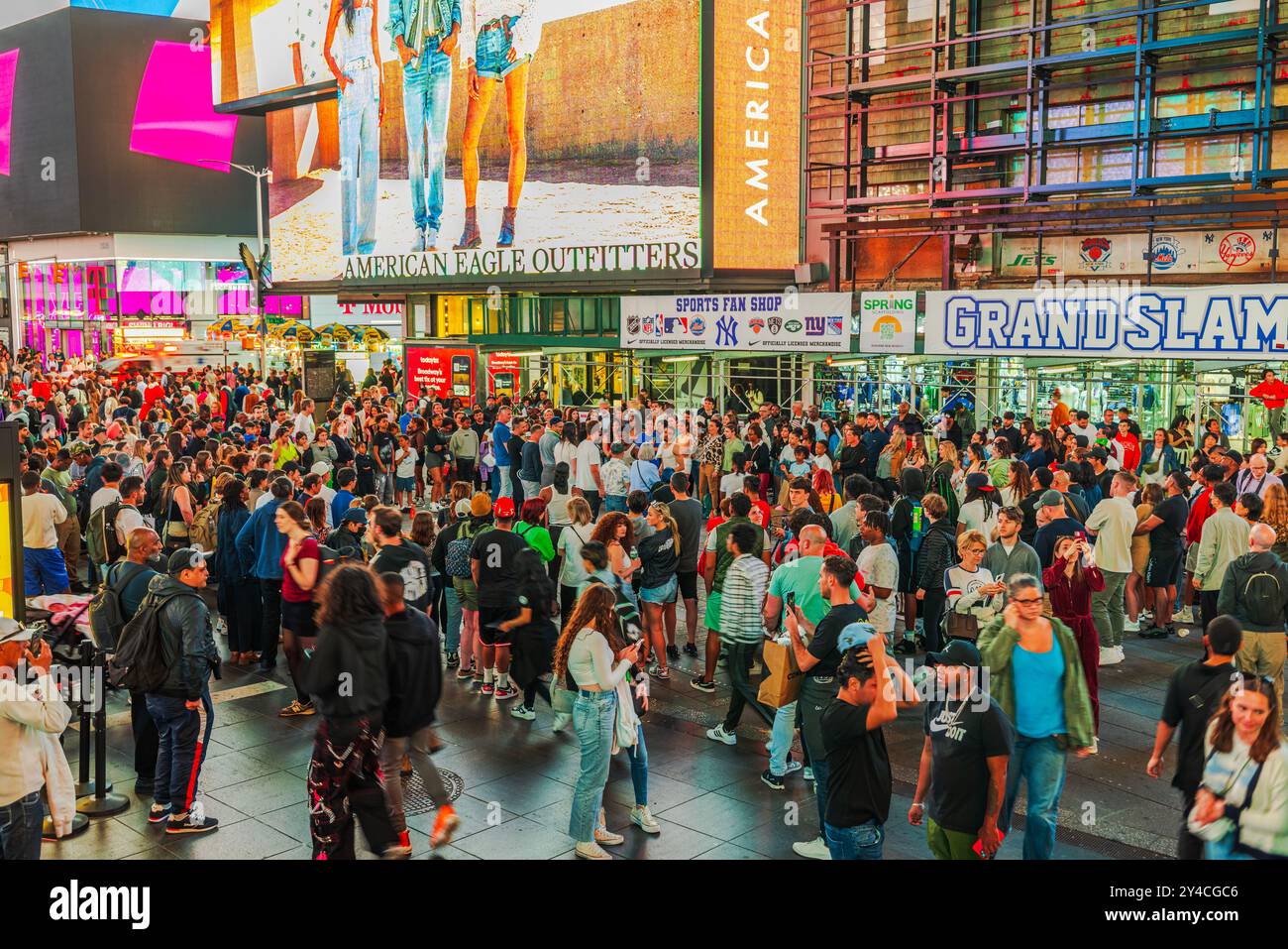 Bustling crowd in times square hi-res stock photography and images - Alamy
