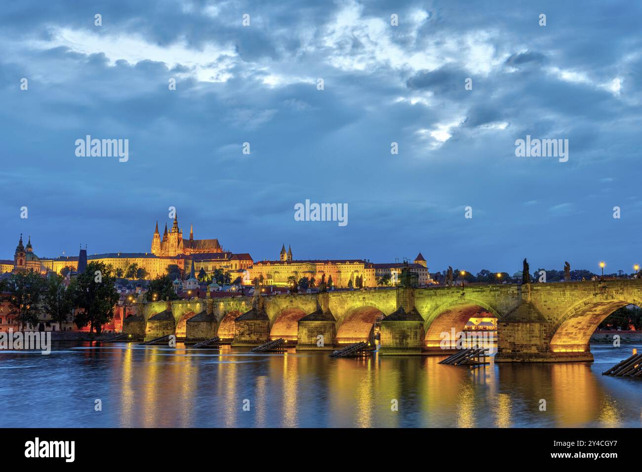 The famous Charles Bridge and Prague Castle at sunrise Stock Photo - Alamy
